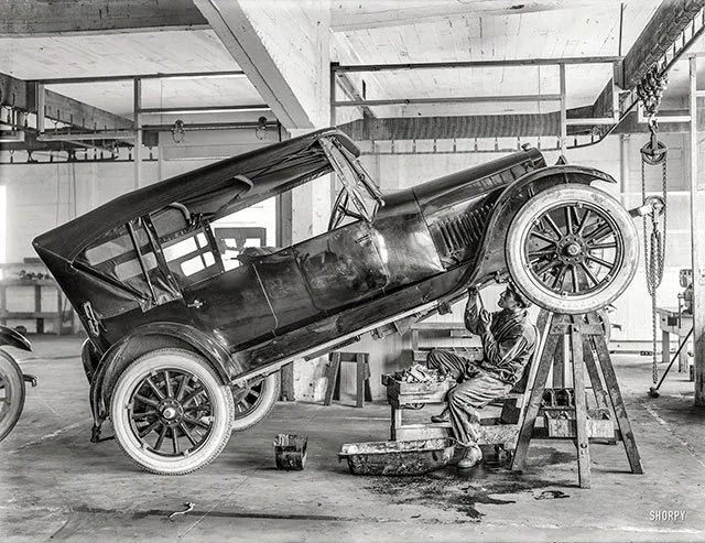 25 Vintage Photos of Mechanics at Work (1919-1976)