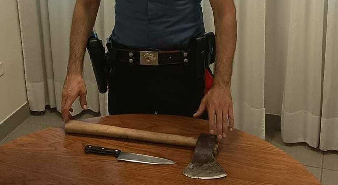 Minaccia con un'ascia da mezzo metro un gruppo di giovani lungo l ...