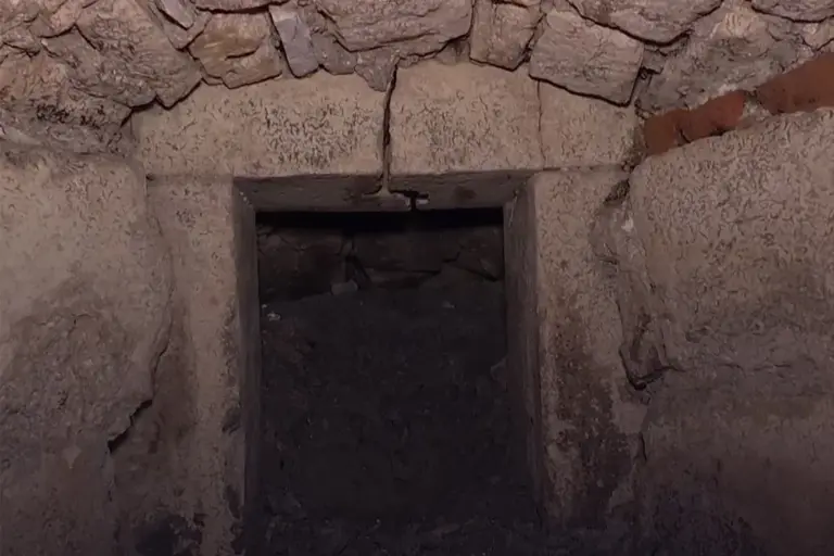 Archaeologists Make Incredible Discovery After Opening a Room Sealed ...