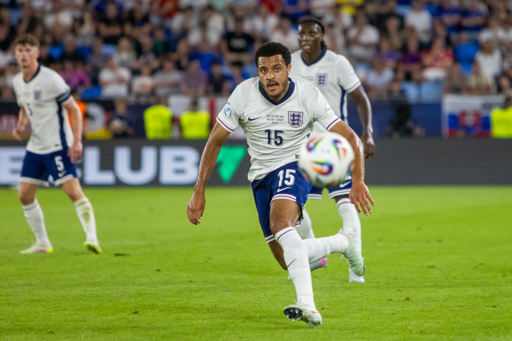 "La bonne décision en venant ici", Egan-Riley savoure déjà sa signature ...