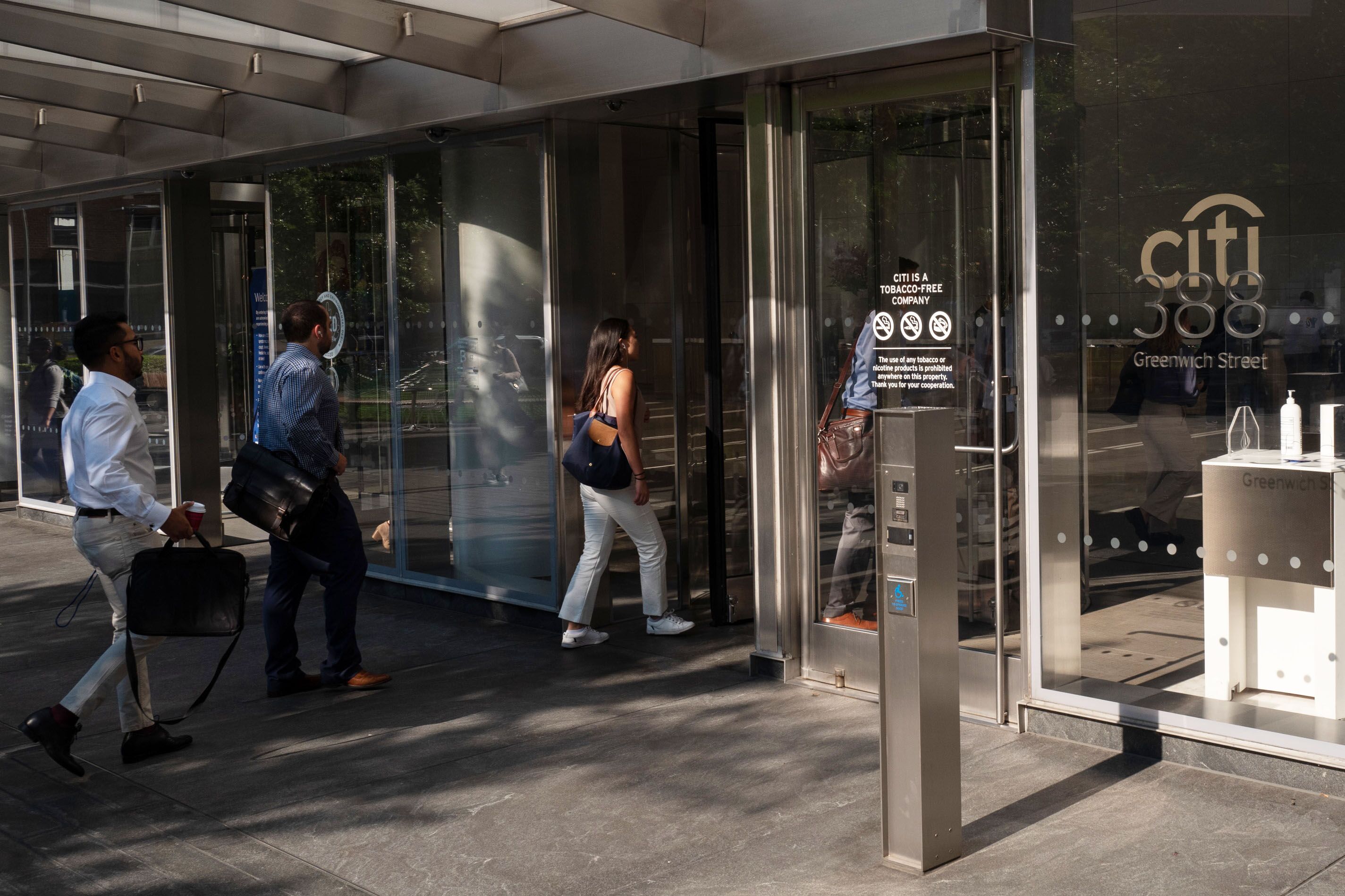 Citigroup Poaches Two Senior JPMorgan Bankers in Hiring Push