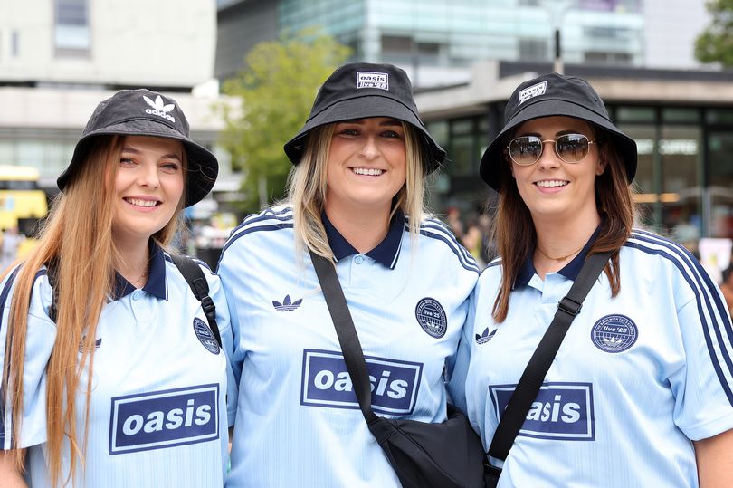 20 amazing photos show thousands of Oasis fans heading Heaton Park show ...