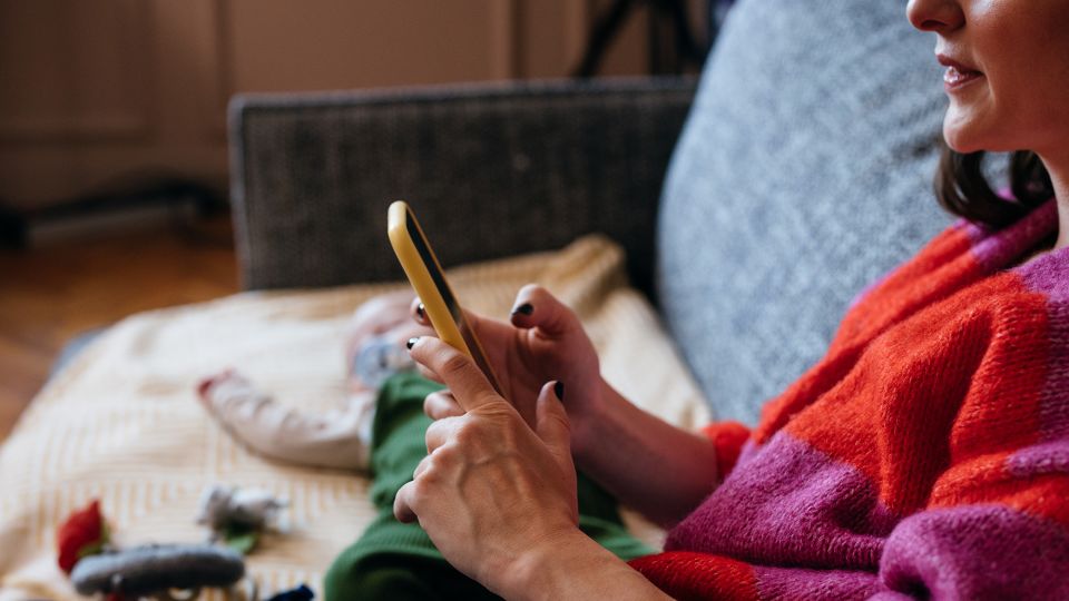 Cell phone use affects parent-child interactions, even when adults aren ...