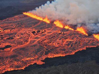 Tourists evacuated after Sundhnúkur volcano in Iceland spectacularly ...