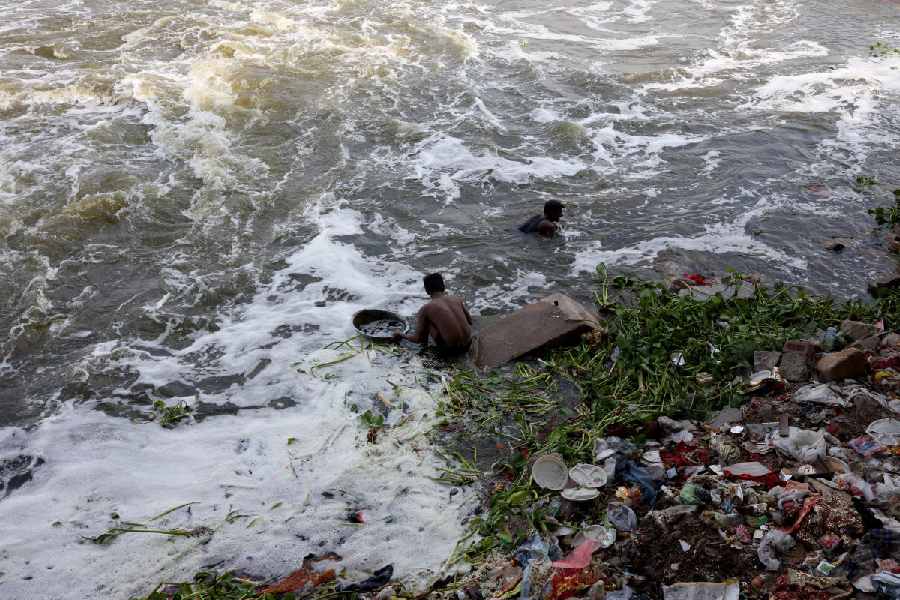 India's river divers brave pollution to find hidden treasures