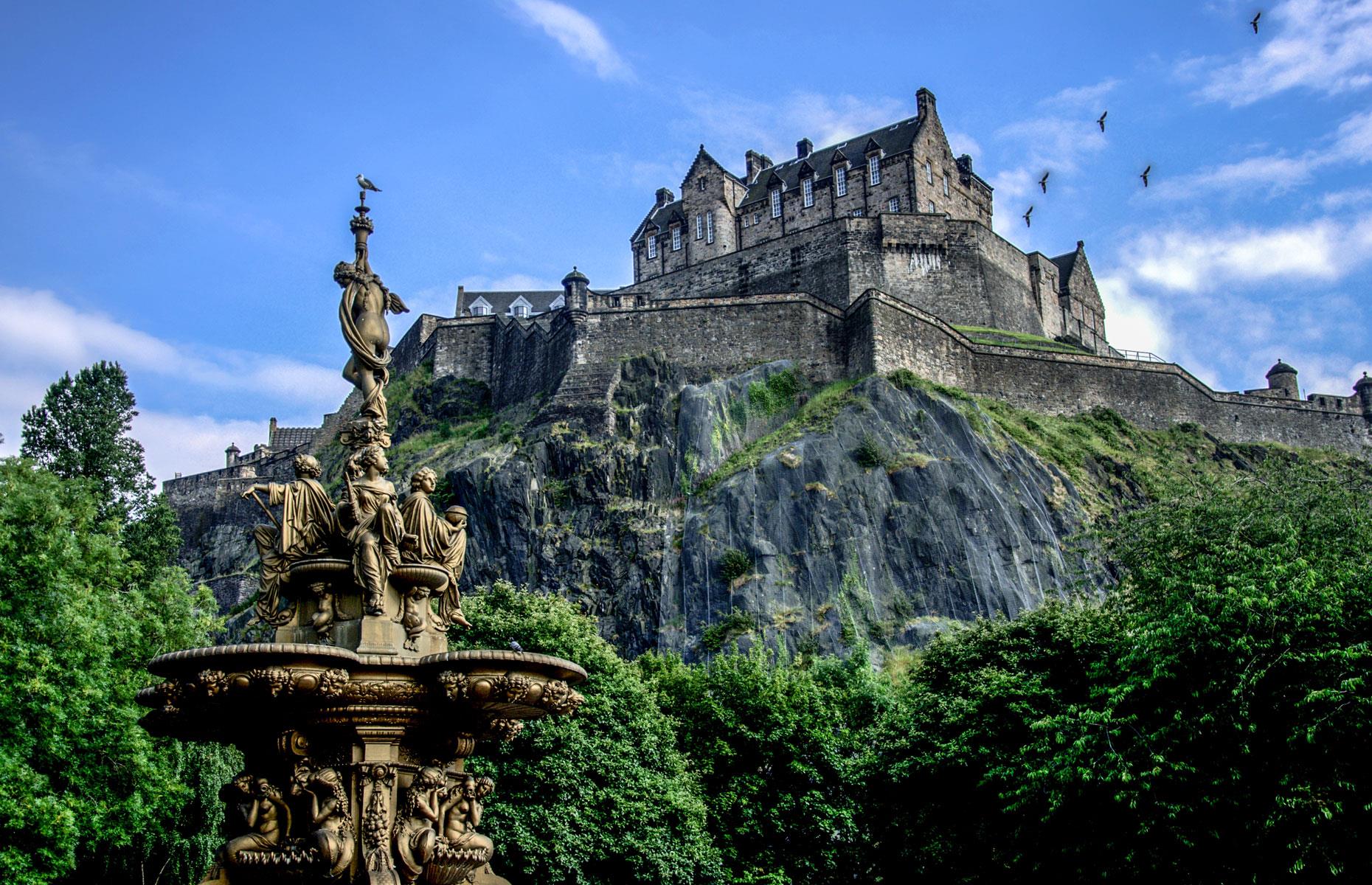 12 famous homes with infamous pasts