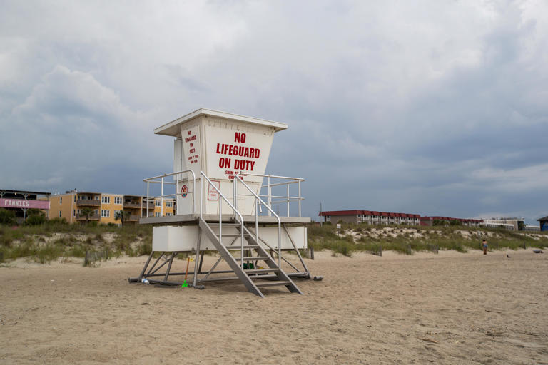 Tybee Island Ocean Rescue flies double red flags, water closed to ...