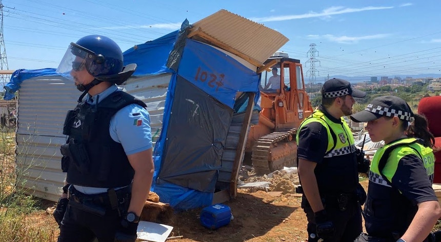 Ministério Público abre inquérito a demolições no Bairro do Talude em ...