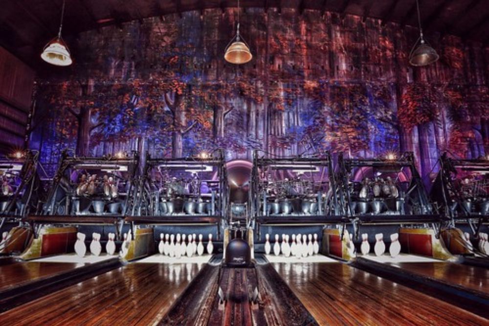 15 Classic Bowling Alleys With Character and History