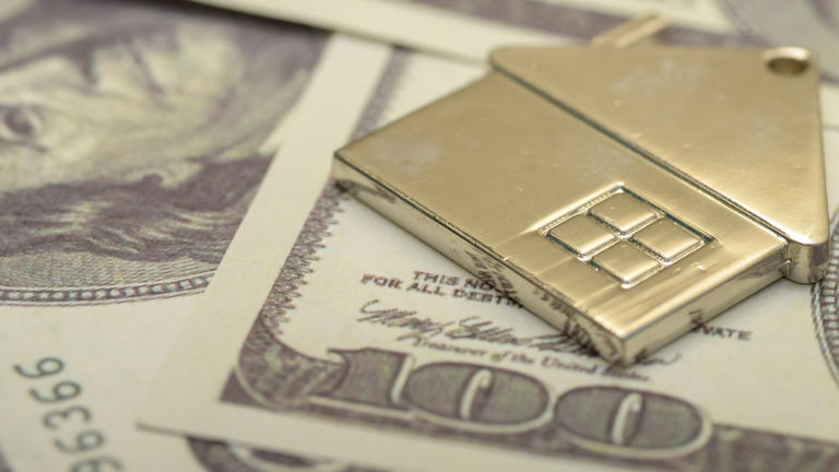 How much does the average rich person invest in real estate?