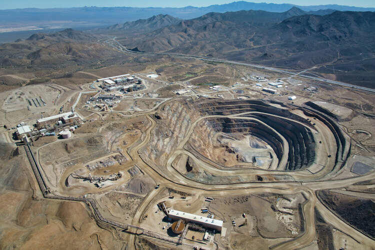 Apple just signed a $500M deal with the owner of a one-of-a-kind ...