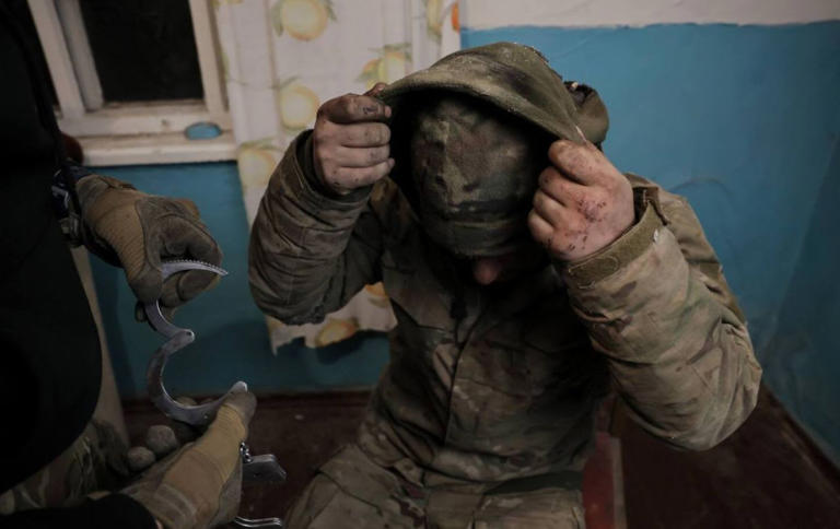Ukrainian forces capture elite Russian paratroopers in Chasiv Yar ...