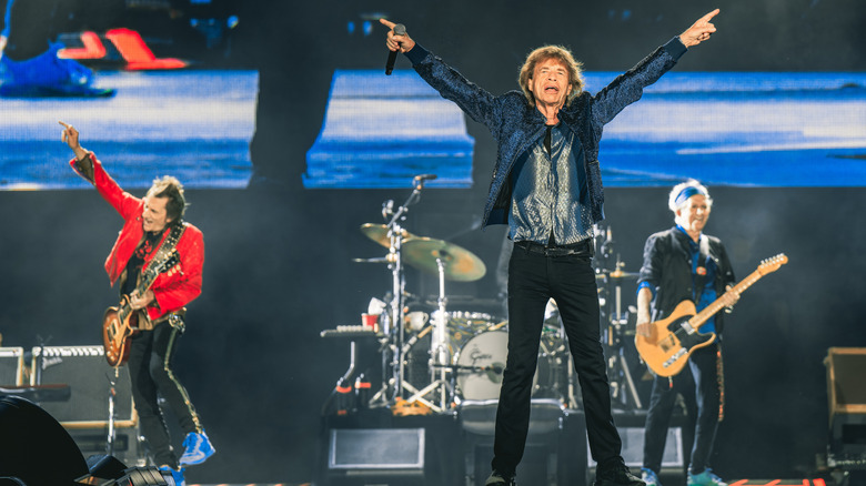 The Family-Style Way The Rolling Stones Eat Hot Dogs