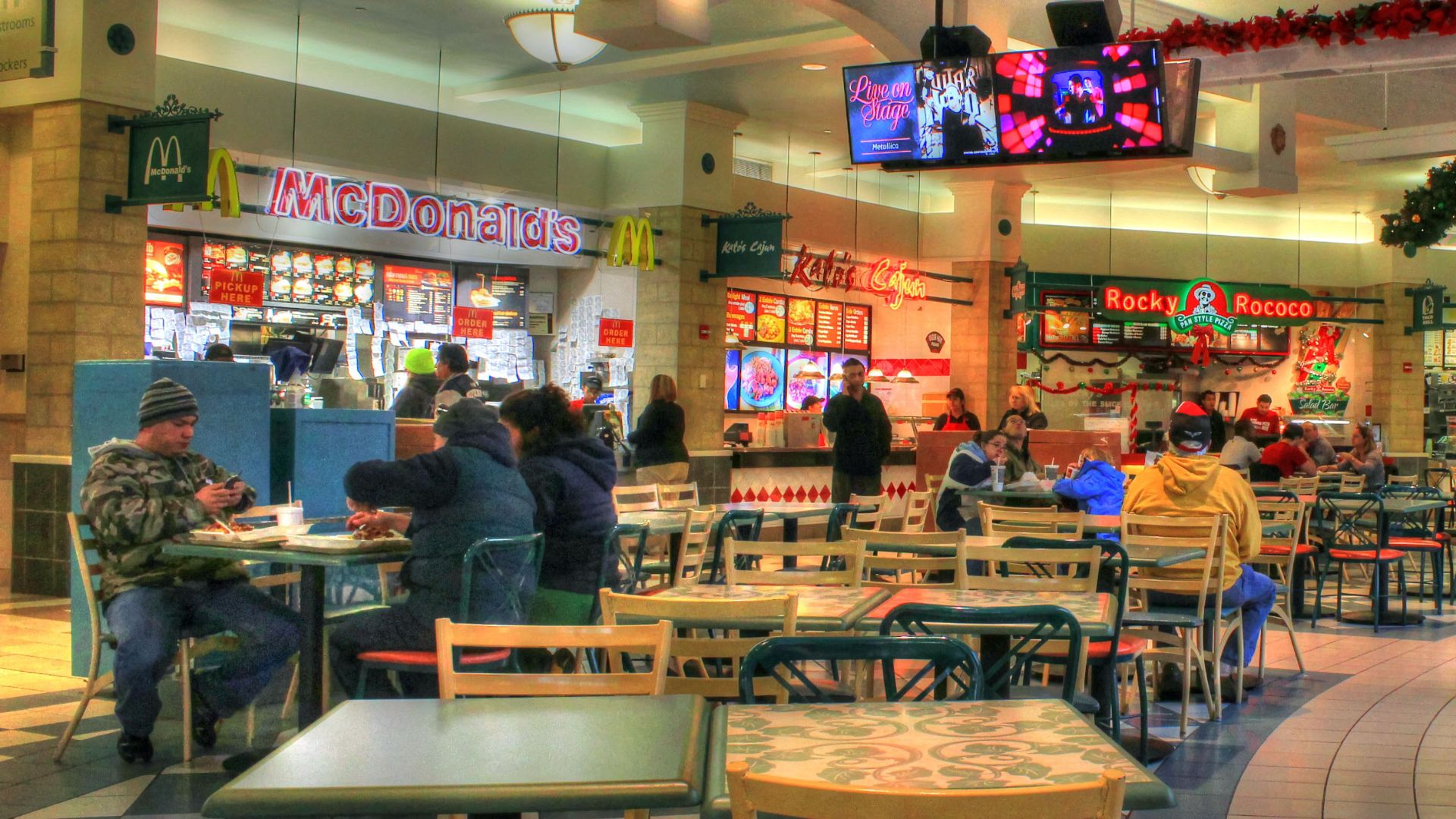 10 Food Court Etiquette Rules You Should Follow & 10 You Shouldn't