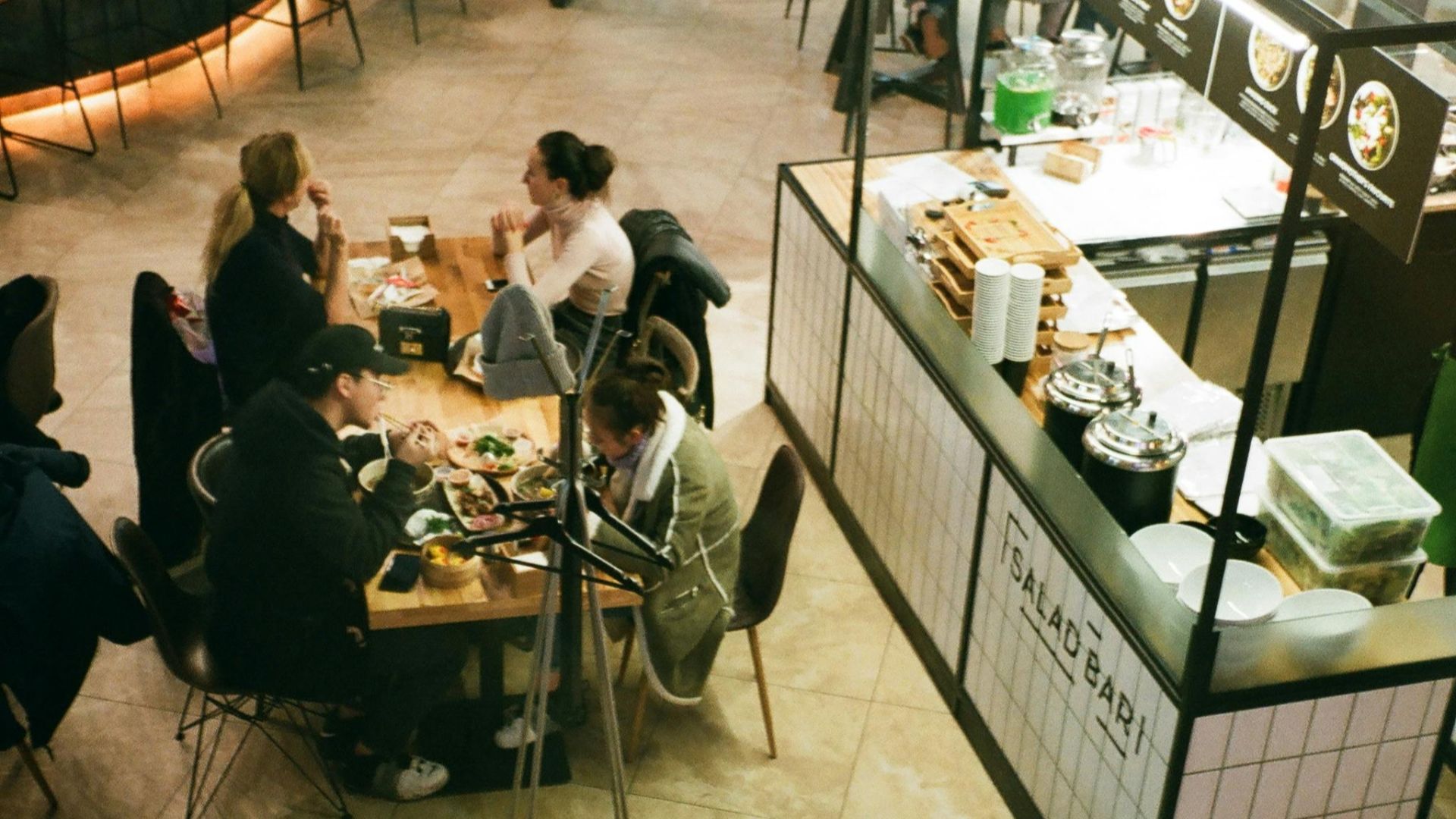 10 Food Court Etiquette Rules You Should Follow & 10 You Shouldn't