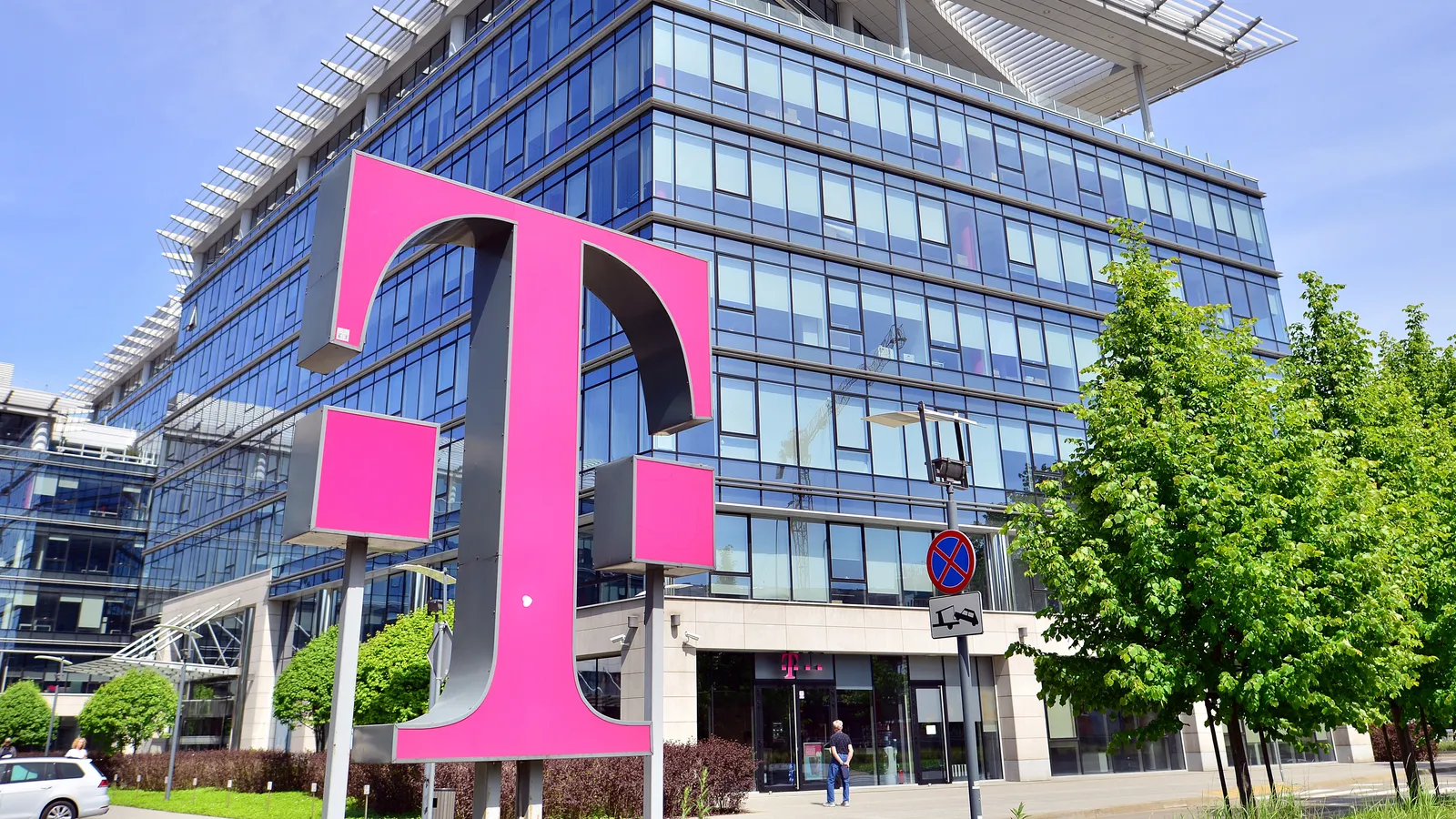 T Mobile’s new update lets iPhone and Android apps connect through satellite service