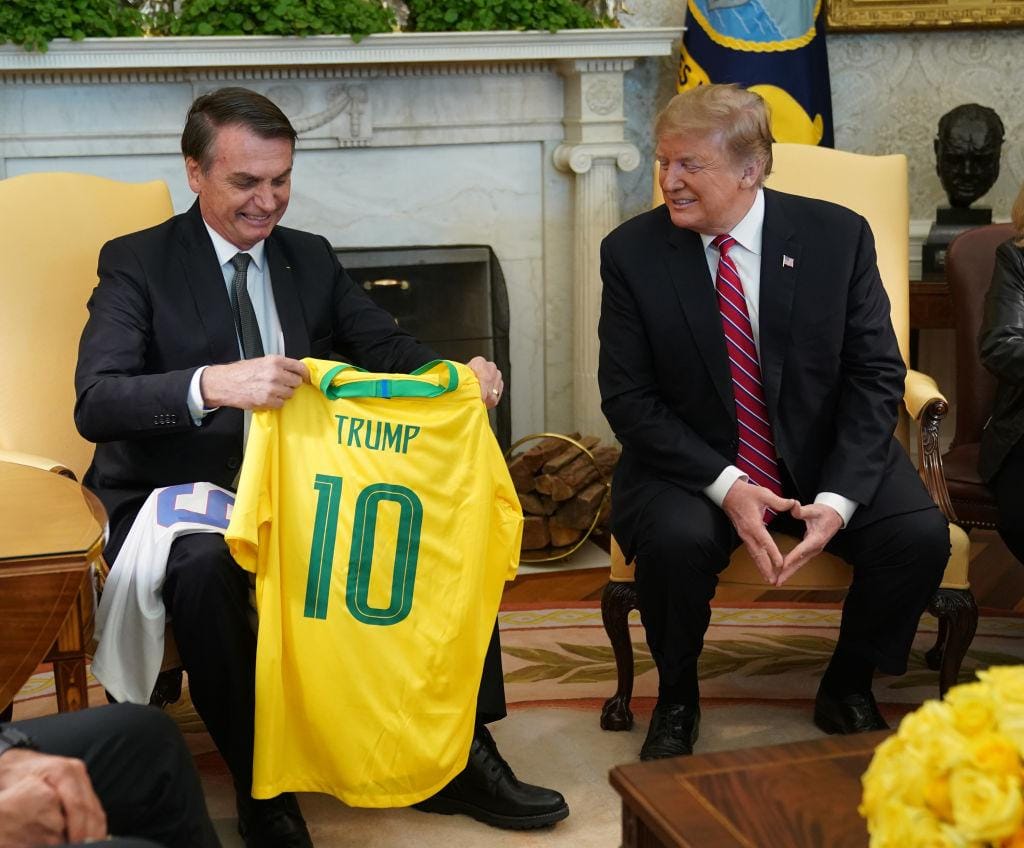 Bolsonaro anuncia: "Eu sou apaixonado por Trump". Mas: "O que se passa ...