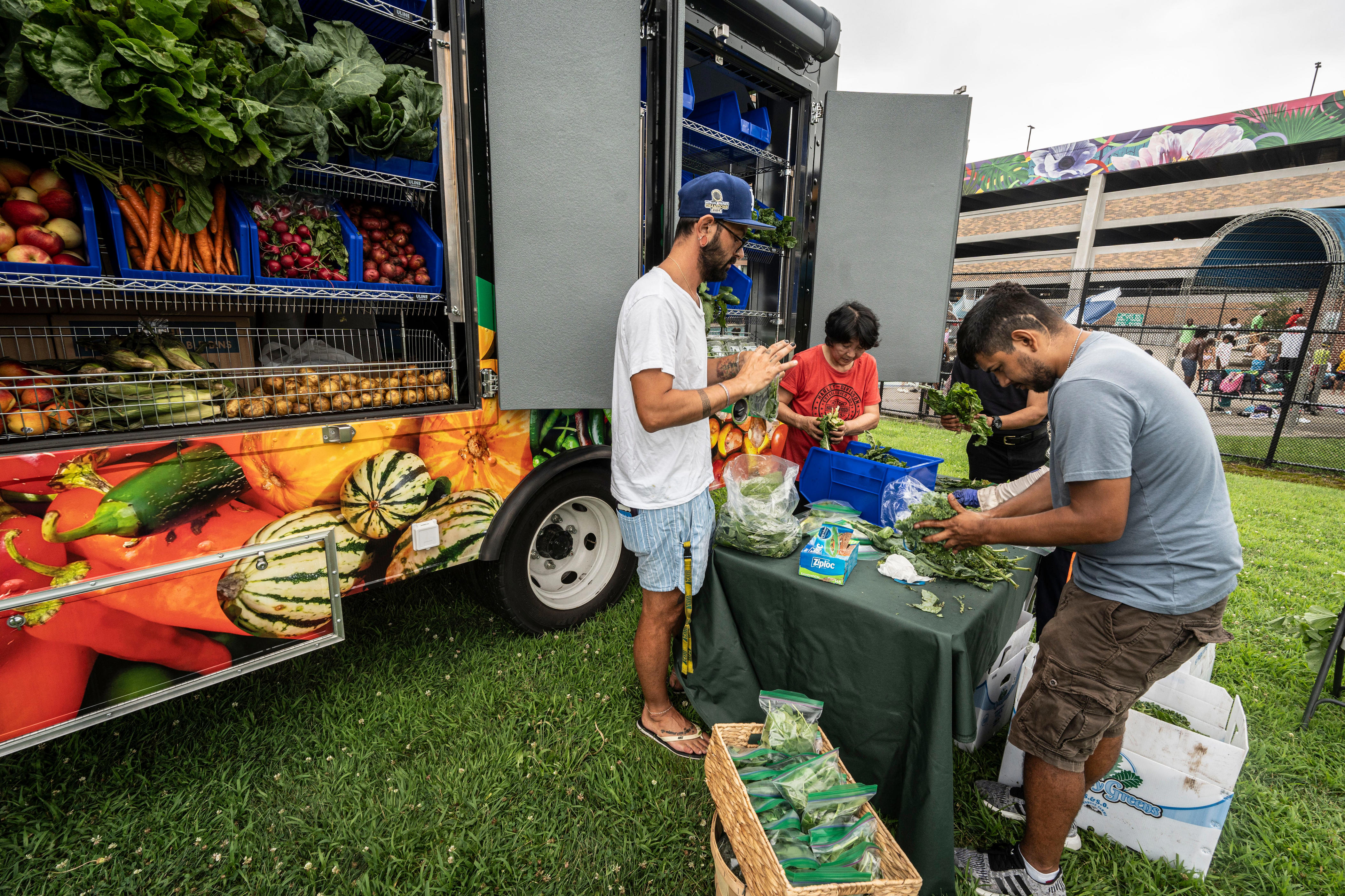 New mobile vegetable market brings free produce to New Rochelle folks ...