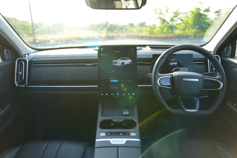 Geely Starray EM-i vs JAECOO J7 SHS, satu kelas beda karakter