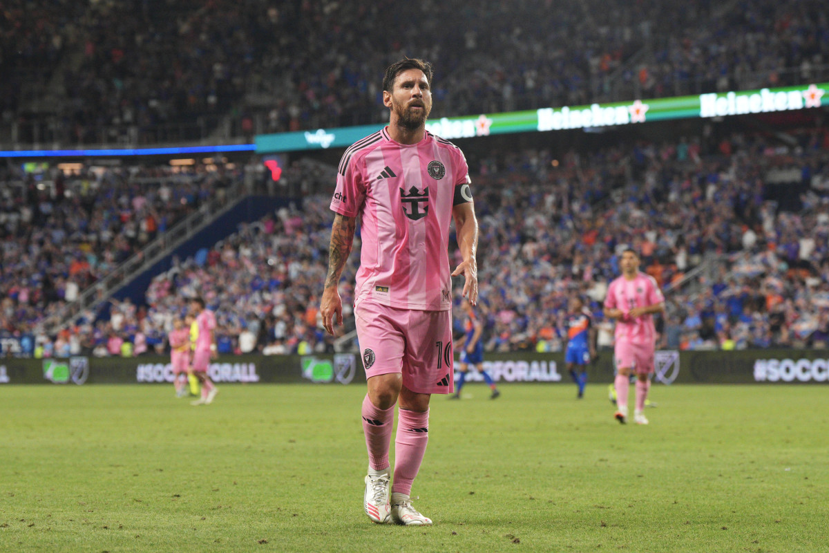 Lionel Messi Injury Scare? Mascherano Reacts to Concerning Late ...