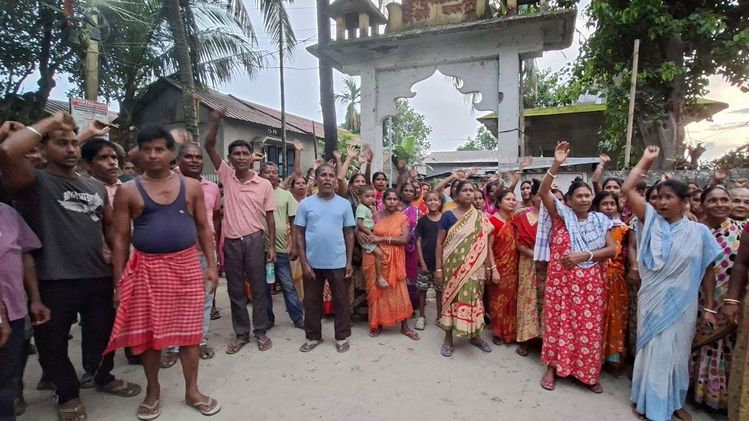 Assam: Residents protest eviction drive over Dhubri-Phulbari bridge ...