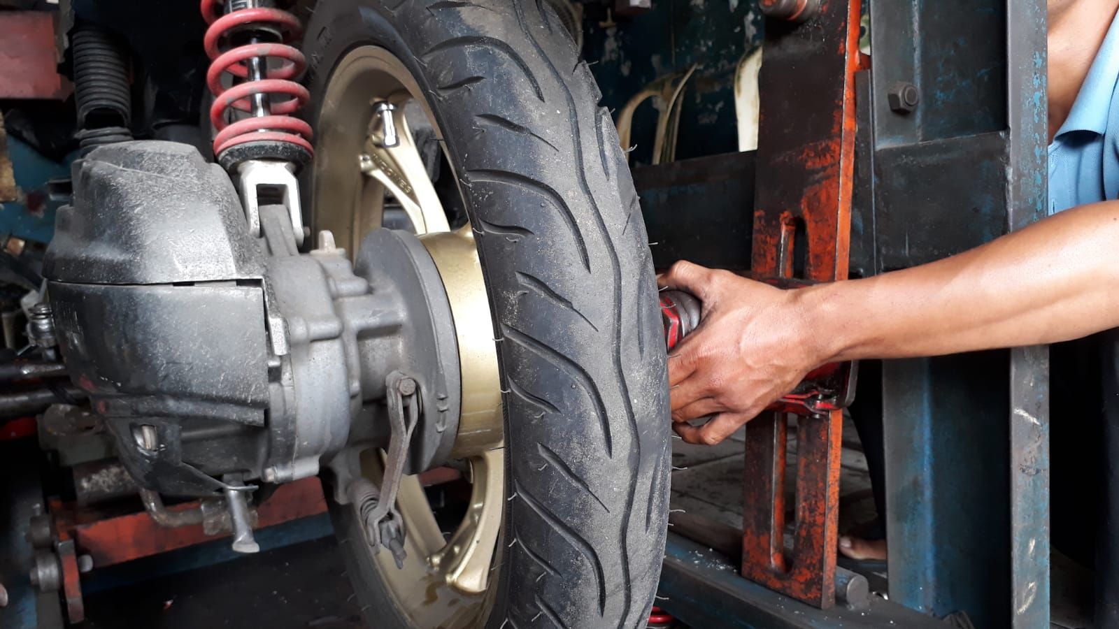 Opsi ramah di kantong, segini biaya press rangka motor matic