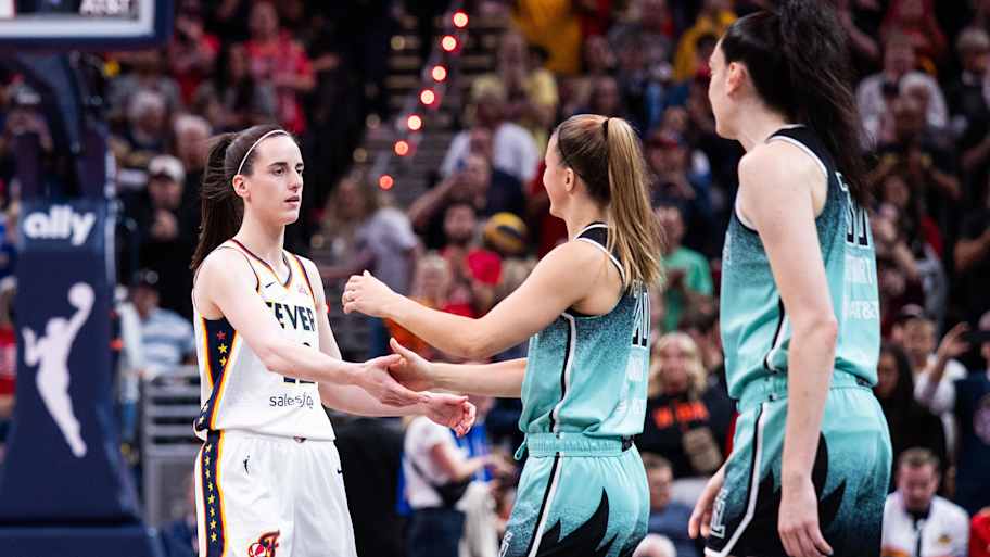 Photo of Caitlin Clark’s Postgame Moment With Liberty Coach, Breanna ...