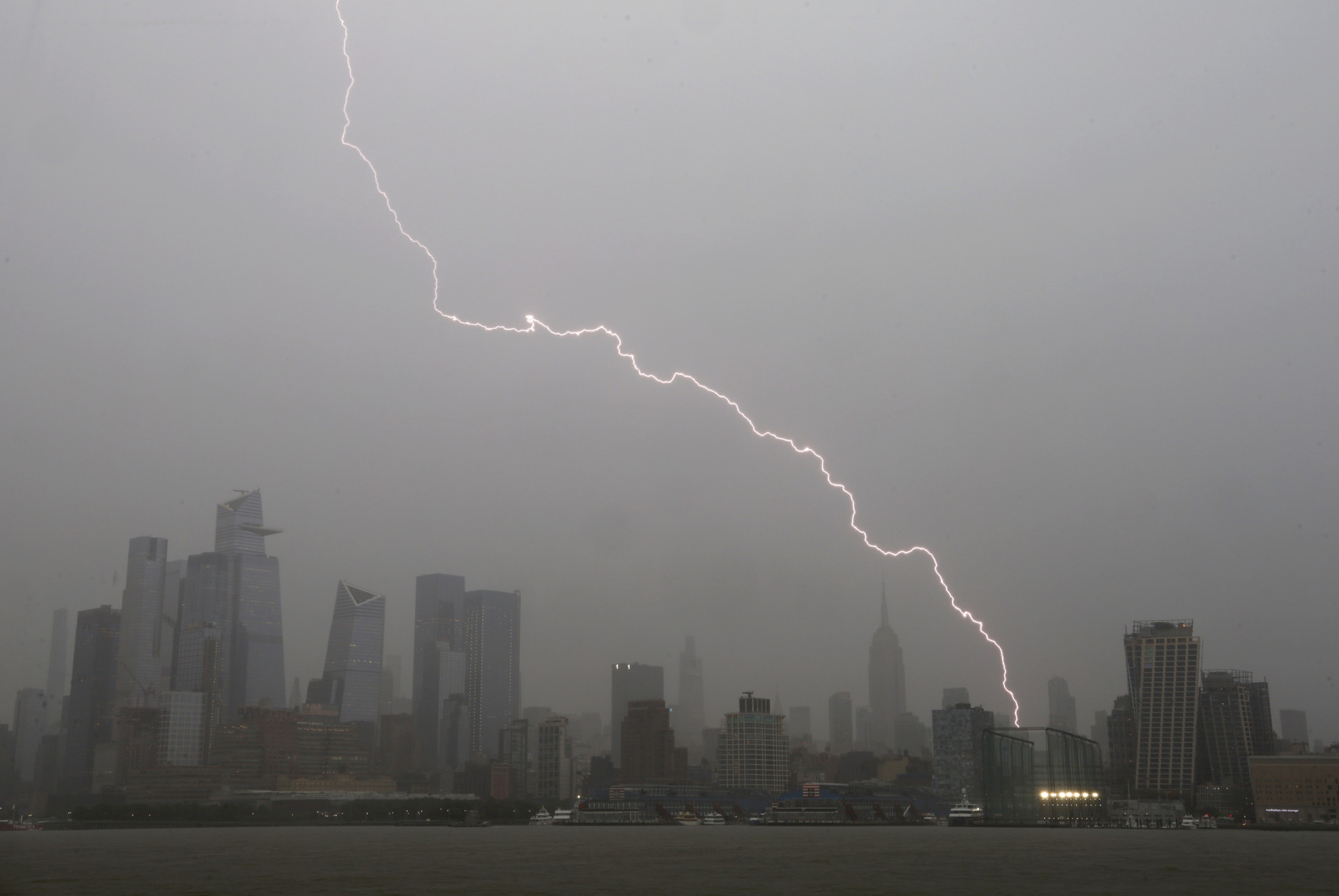 Lightning kills 1, injures 13 at US archery range