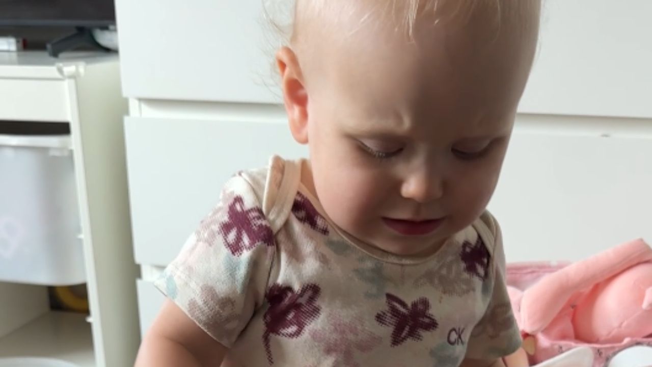 Toddler breaks down after failing to wear her doll’s footwear