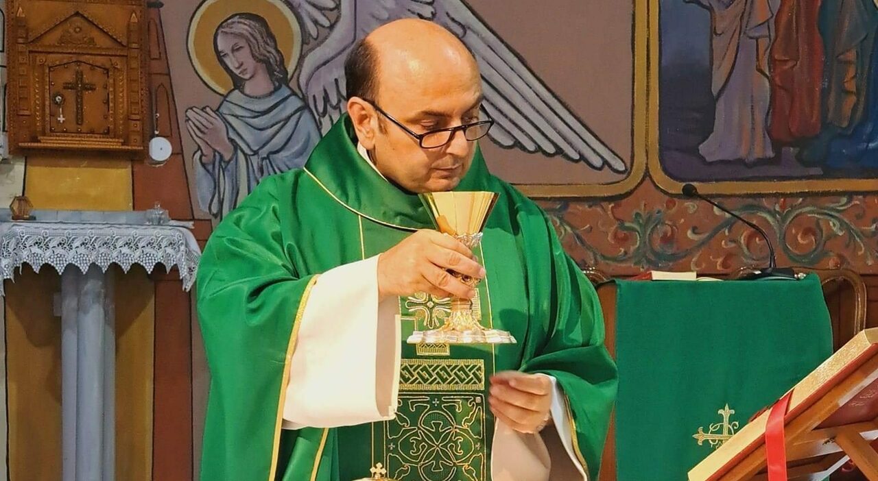 Padre Gabriel Romanelli, chi è il parroco missionario a Gaza ferito nel ...