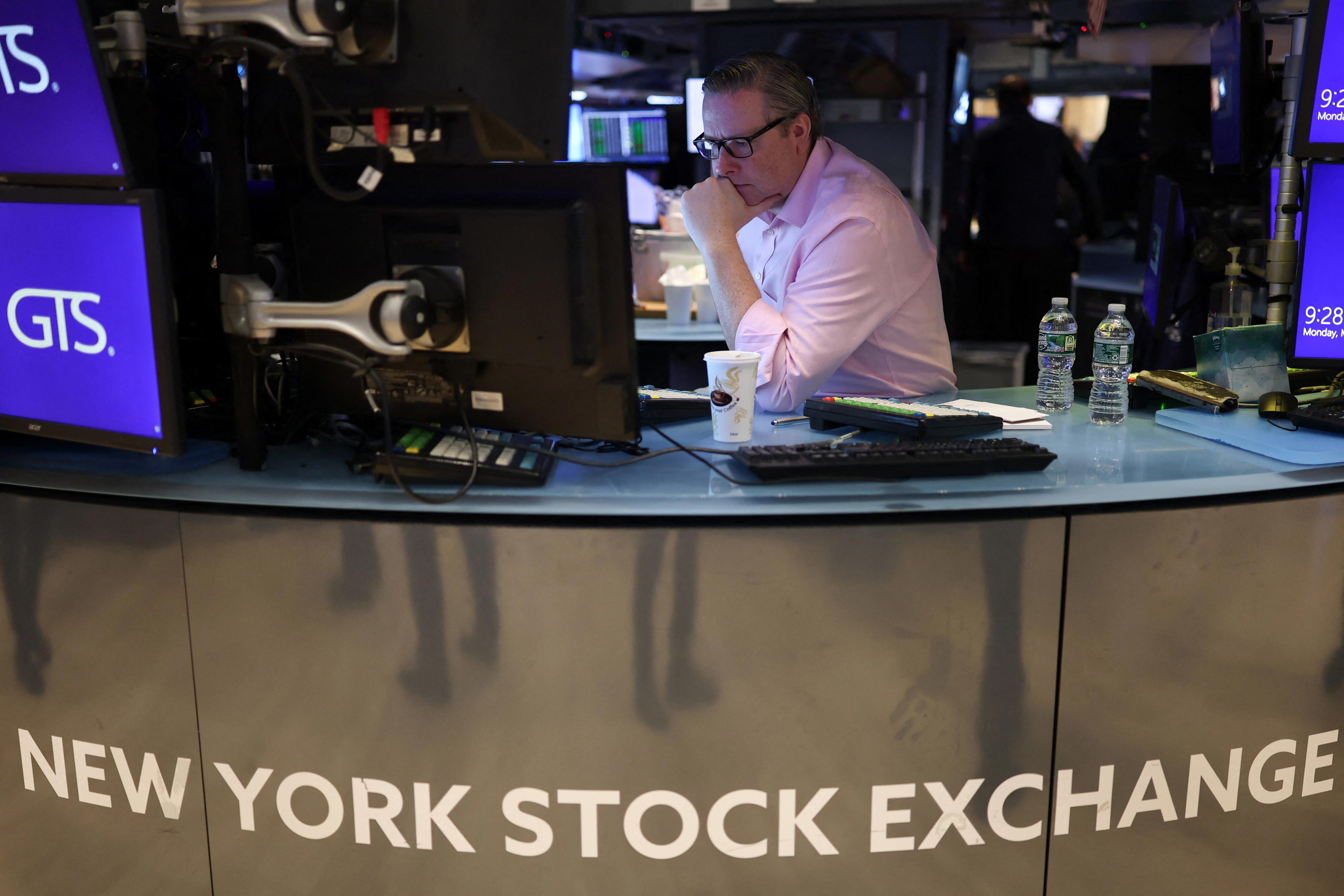 US stocks end up, with Nasdaq and S&P 500 reaching records, on earnings ...