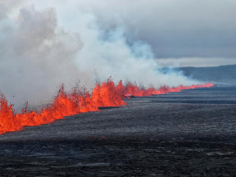 Iceland volcano eruption live: Huge wall of fire expands to the north ...