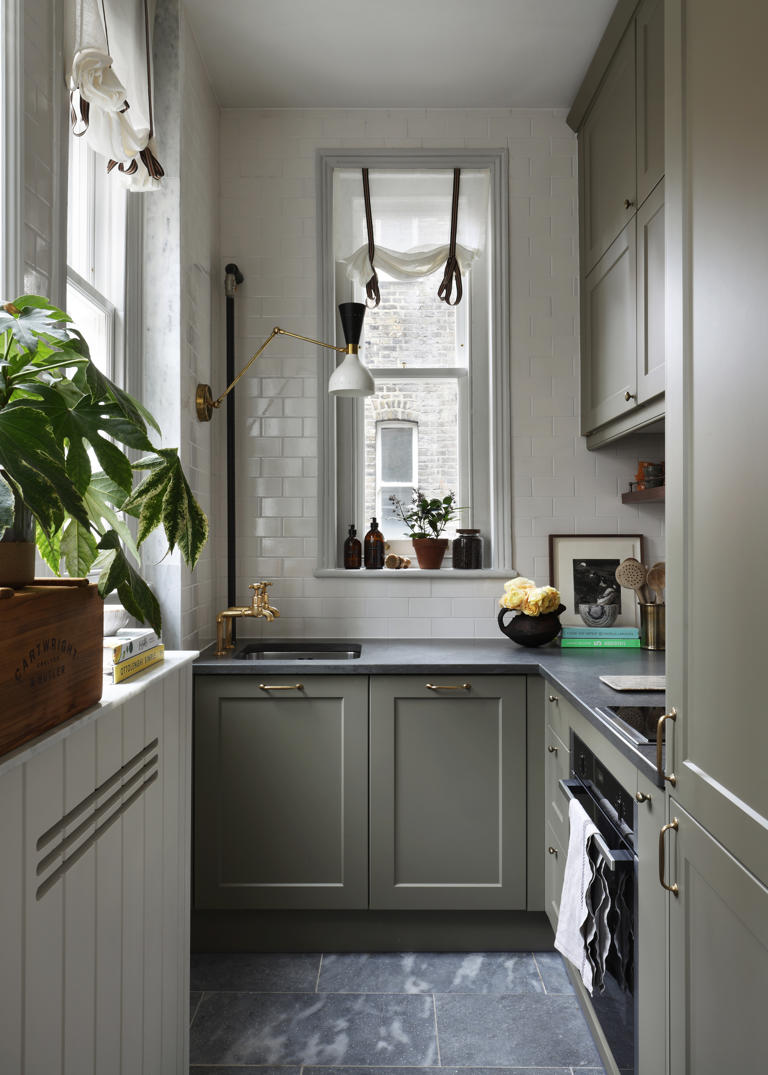 10 Small Kitchen Layout Mistakes Designers Will Always Urge You to ...