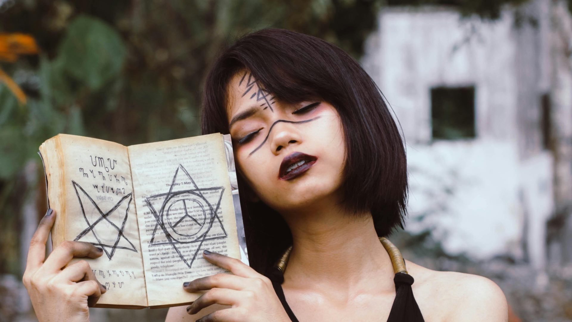 How This Witch Earns €3,000 a Month Selling Spells