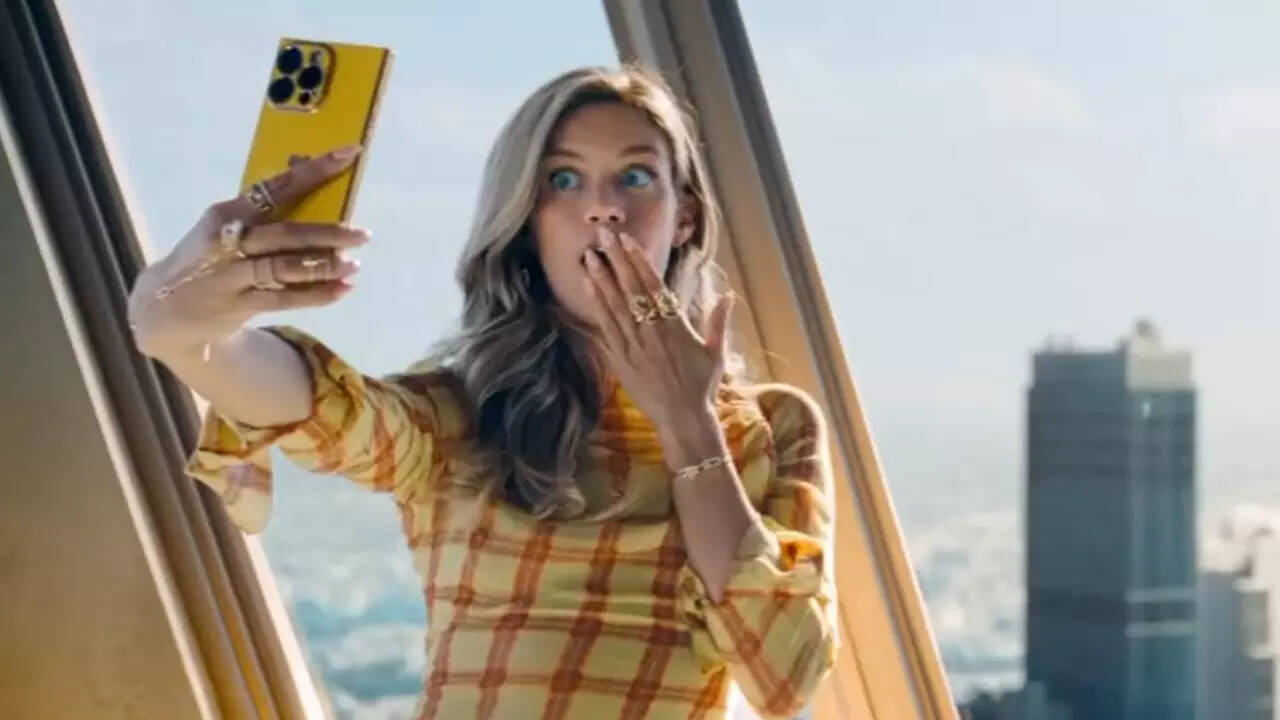 ‘Superman’ star Sara Sampaio reveals the cast group; Shares that it's ...