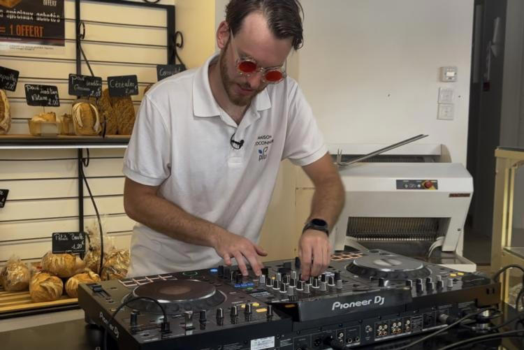 « L’ambiance est au top ! » : Ce DJ mixe dans les boulangeries de ...
