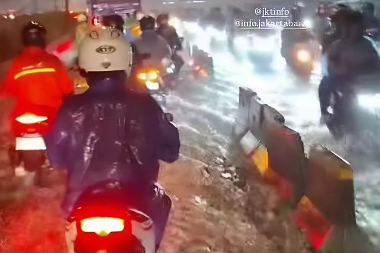 Flyover Pesing Jakbar Banjir Sebetis, Transjakarta hingga Motor Terobos ...