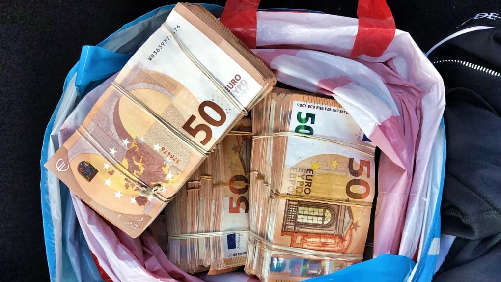 Contant geld storten: vanaf dit bedrag kijkt de overheid mee