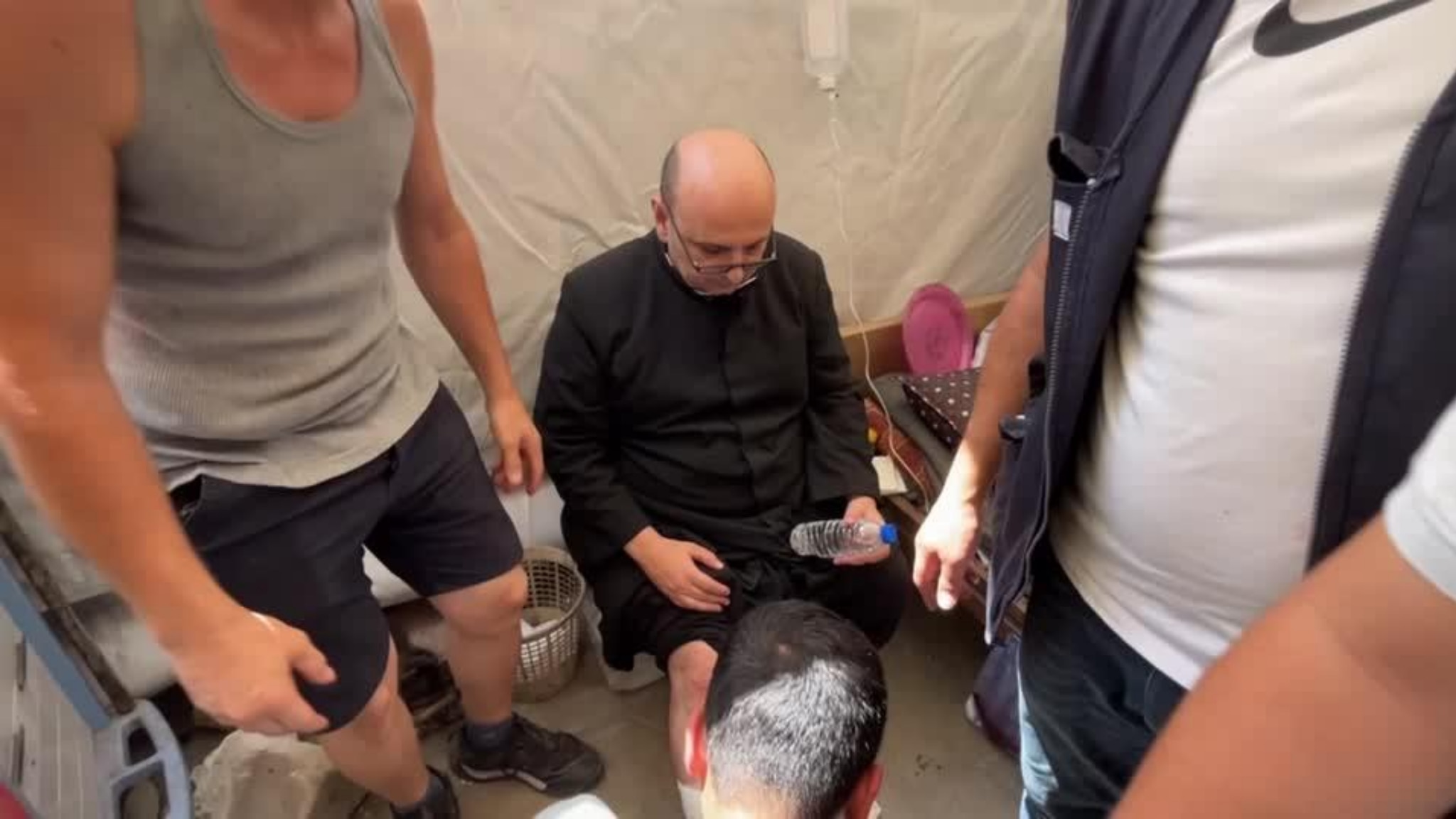 Padre Gabriel Romanelli tra i feriti dopo il raid che ha colpito la ...