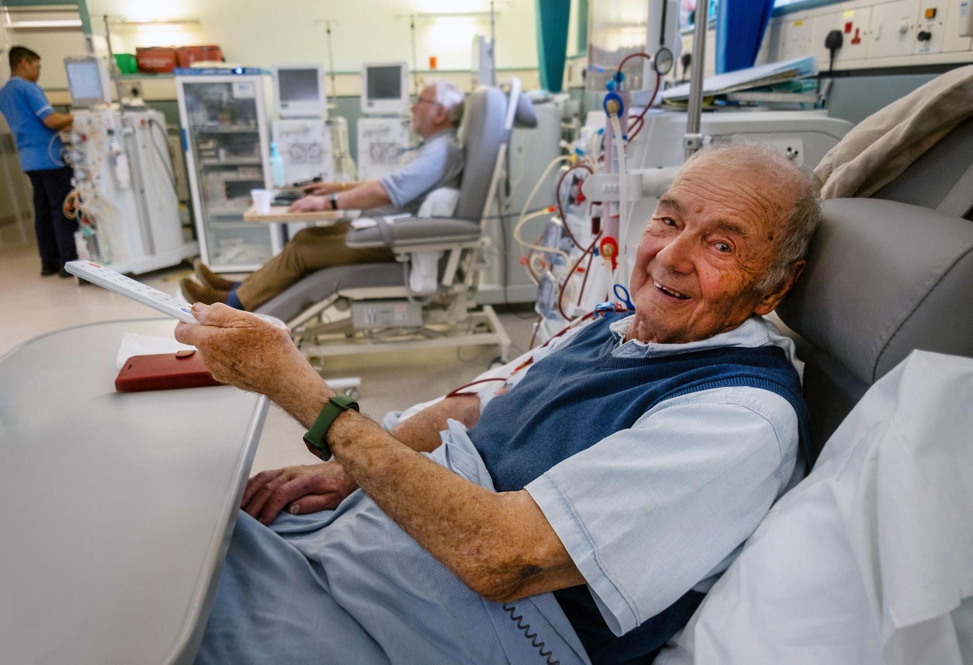 Golden wedding anniversary inspires gift for renal patients