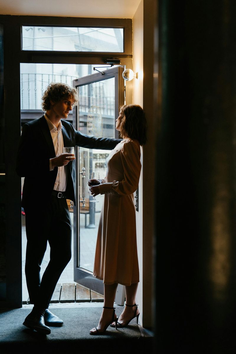 15 Old-School Dating Rules from the 1970s That Seem Ridiculous Today