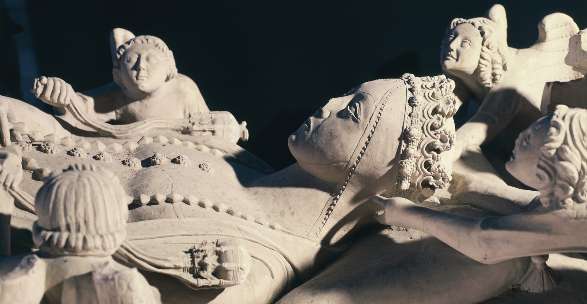 The tragic love story of a posthumous queen