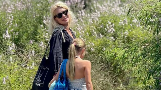 Η Ελένη Μενεγάκη απολαμβάνει τις διακοπές με τη 10χρονη Μαρίνα: Οι ...