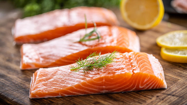 How To Tell The Difference Between Farm-Raised And Wild-Caught Fish