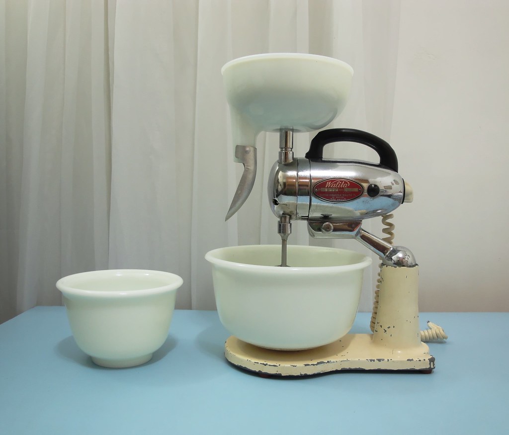 15 Vintage Kitchen Gadgets Worth a Fortune Now