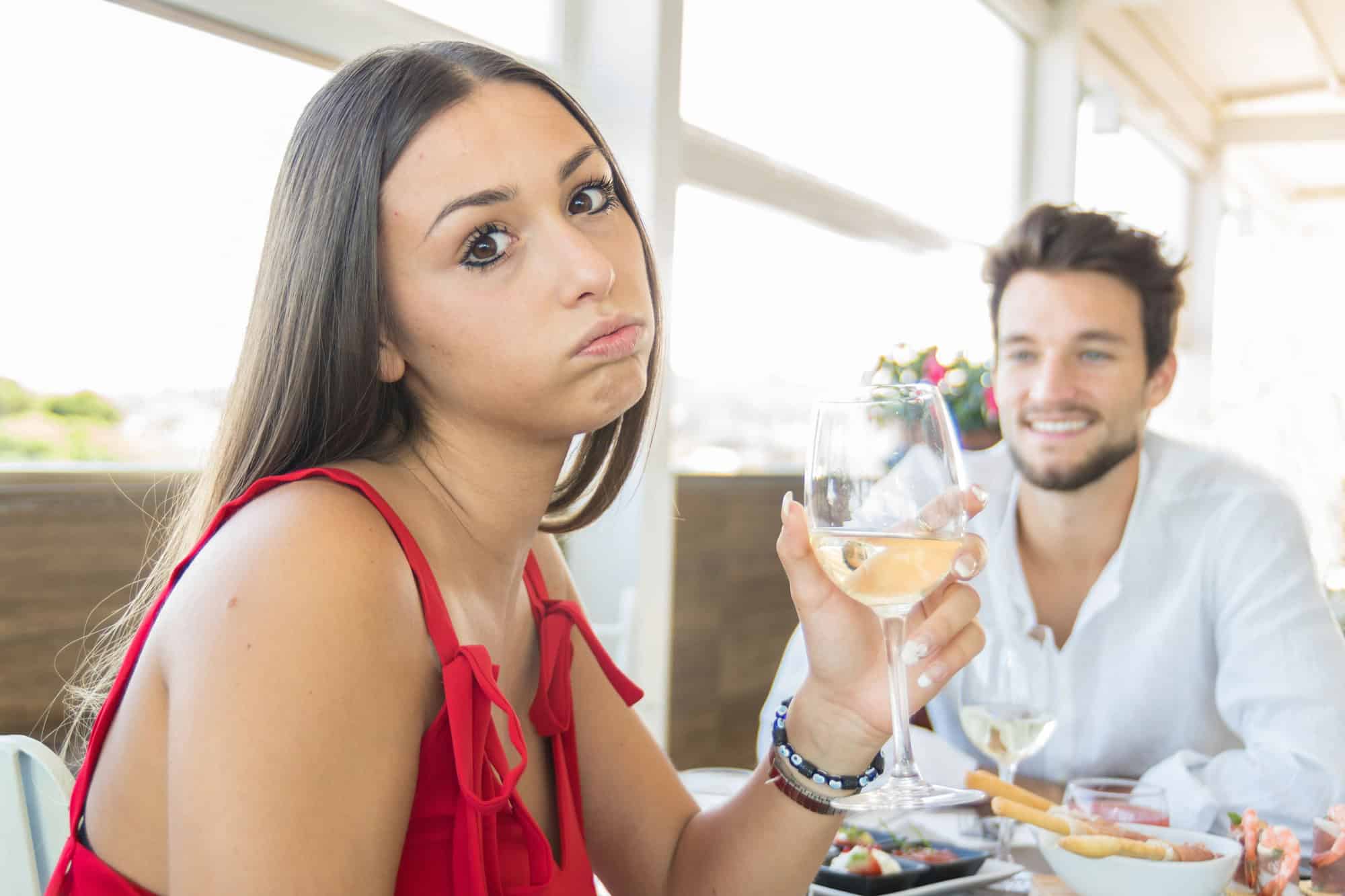 9 things men do on first dates that give women the ick immediately