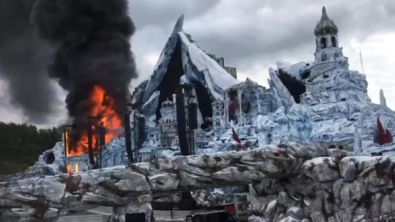 Tomorrowland-Brand: Festivalbesucher treffen inmitten der Zerstörung ein