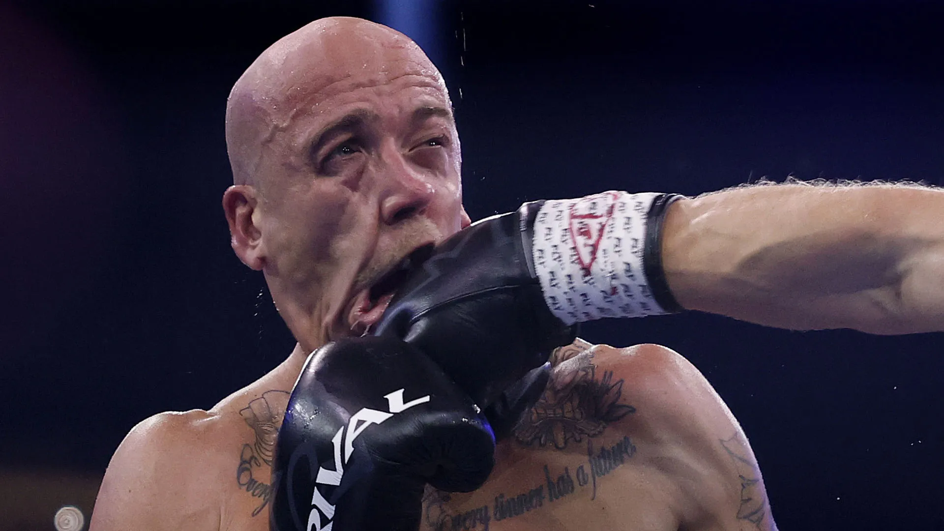 De klap op de kaak is erg hard: de foto's