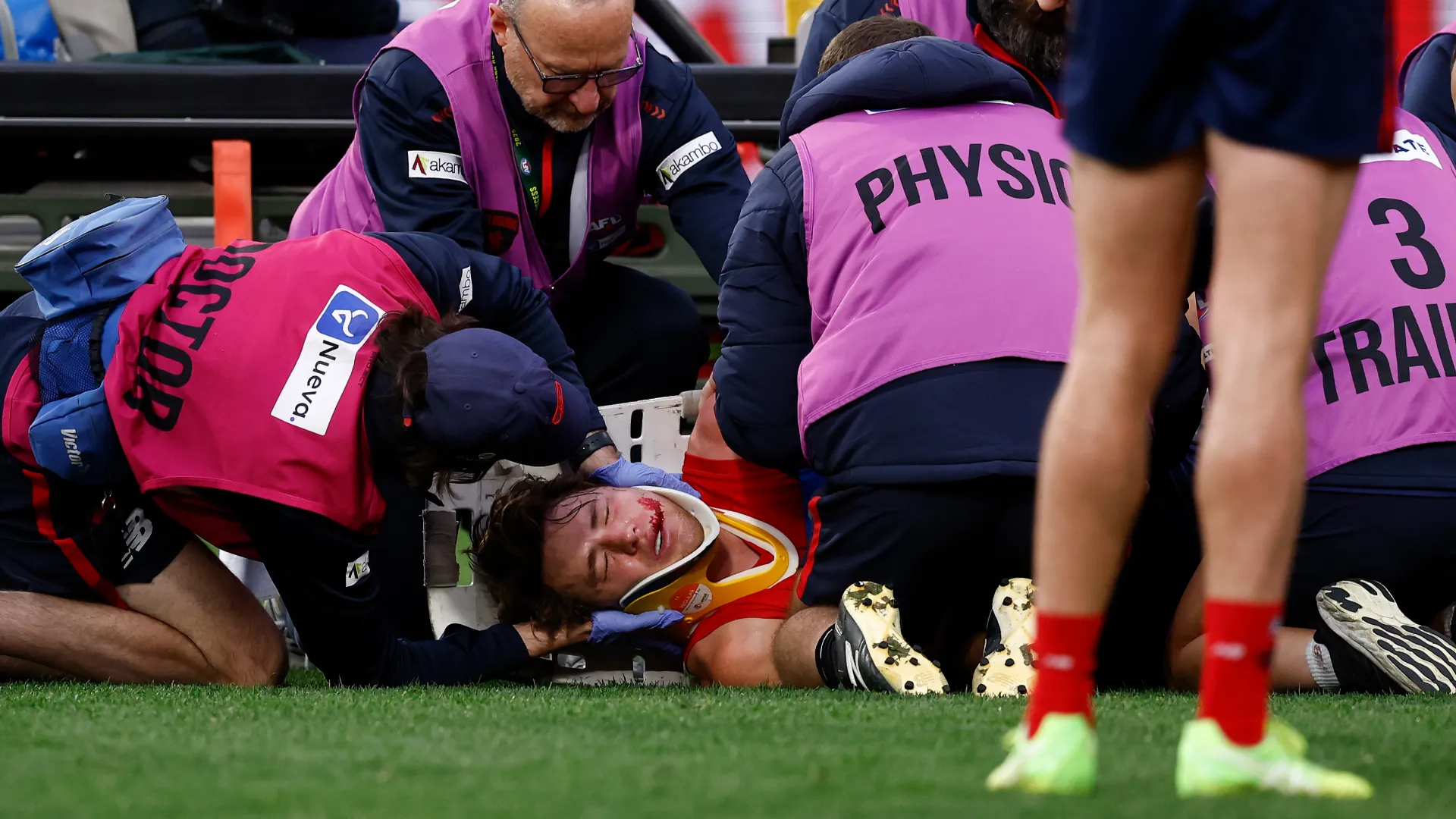Kampioen bewusteloos na klap tegen het hoofd, alarm op het veld: de foto's