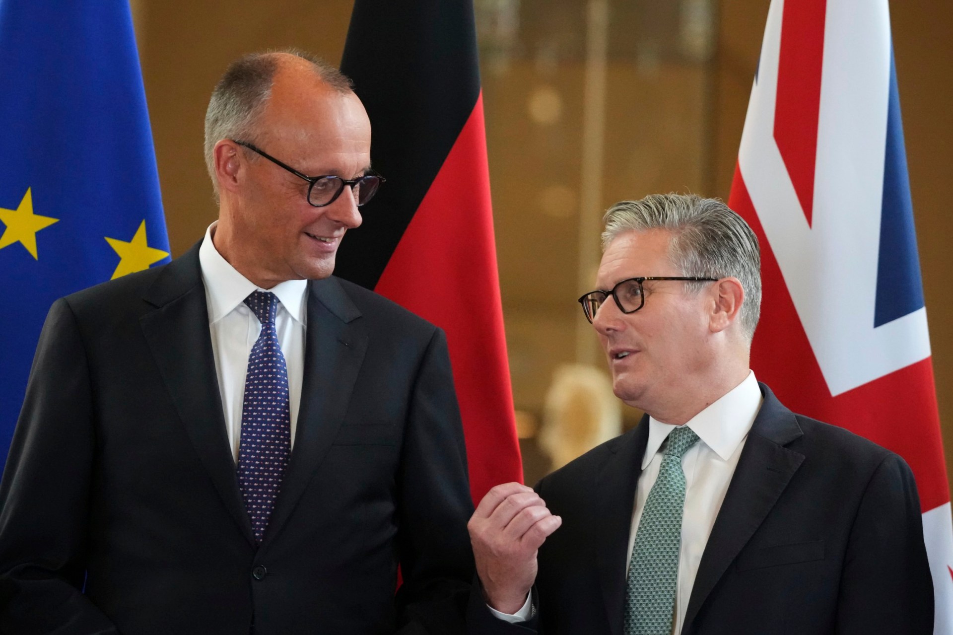 Just how tall are the world's top leaders?